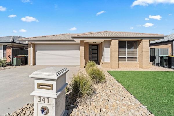 Large Stylish Home In Bendigo, Perfect For Families, Close To Sporting Precinct - Bendigo