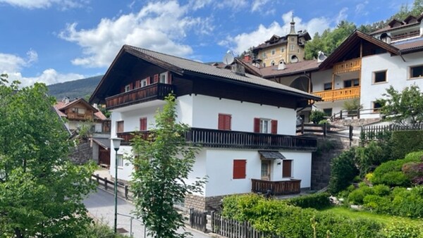 Apartamento 'Goller Pilat' Con Vistas A La Montaña, Terraza Privada Y Wi-fi - Ortisei