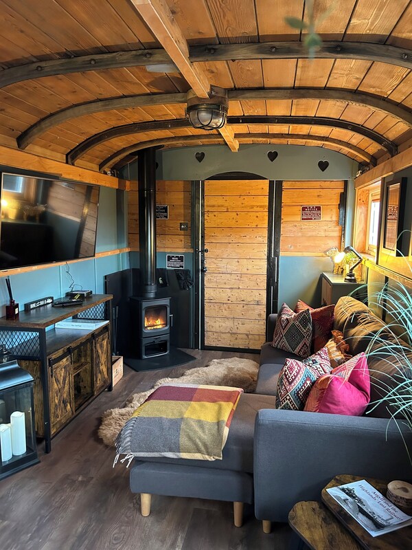 Charming Boutique Train Carriage With Large Outside Seating Area And Bath - Scotland