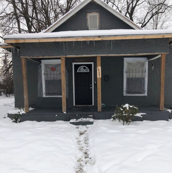 Charming 2-bedroom House In Terre Haute With Wifi And Heat - Terre Haute, IN
