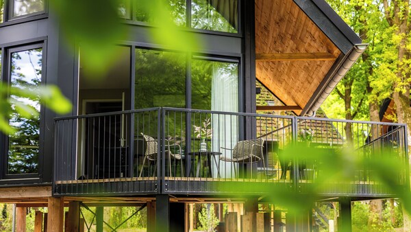 The Distinctive Nature Villas Are Suitable For Up To 5 People And Offer Extra Comfort With A Private Hot Tub. The Villas Feature 2 Bedrooms With En-suite Bathrooms Including Toilets And An Additional Separate Toilet, Spread Over 2 Floors. - Ede