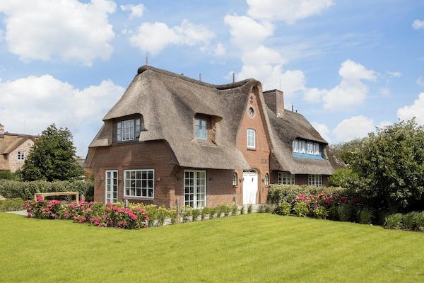 Leuchtturm Und Meer  Stylish Thatched-roof Retreat In Kampen - List