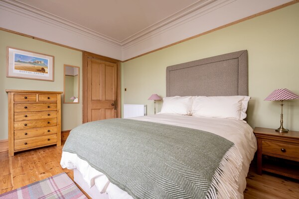 Old Duffus Farmhouse On Scottish Estate - Stunning Castle Views - Elgin