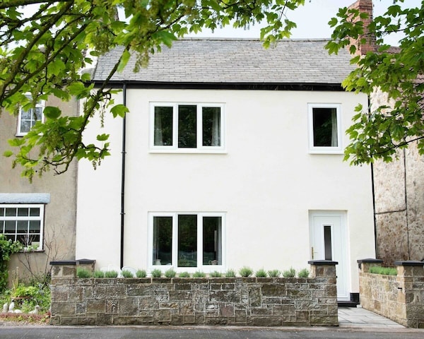 Stay Northside: Luxury Cottage, Log Burner & Pub - Bishop Auckland