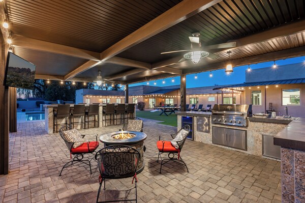 Resort-style Escape: Pool, Courts, And Endless Fun - Paradise Valley, AZ