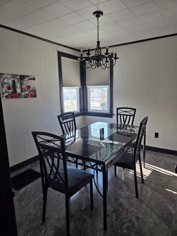 Charming Family/pet Friendly Home, Minutes  To Downtown Kingston! - Kingston