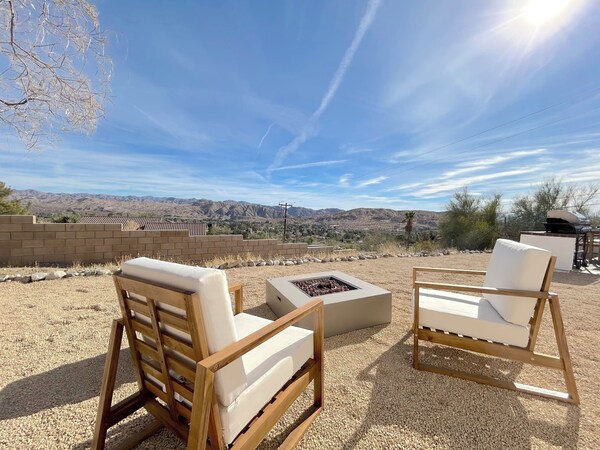 Mountain View Desert Home, Perfectly Located Between Palm Springs & Joshua Tree - Morongo Valley, CA