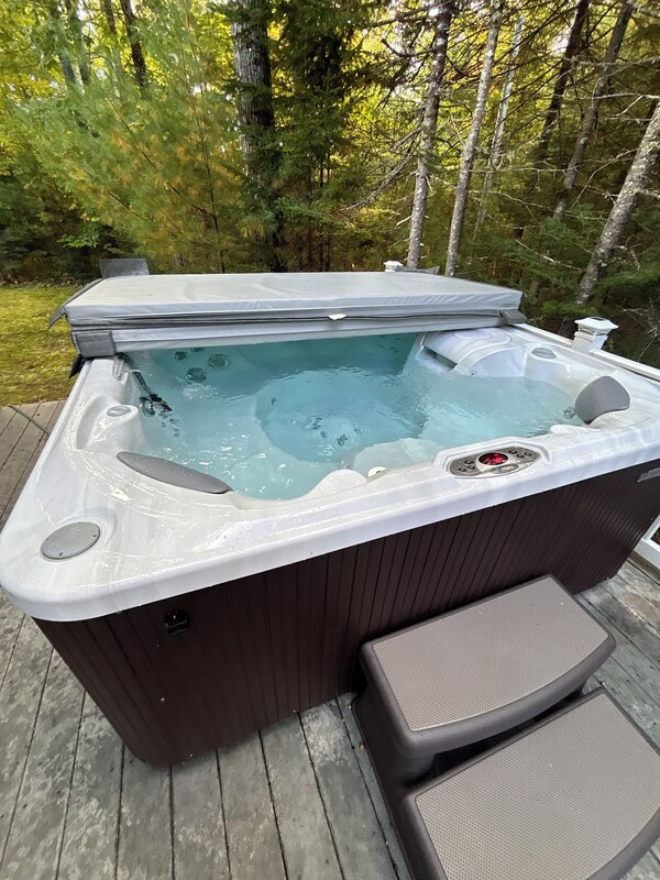 Charming 3-bedroom With Private Hot Tub, In Adorable Waterford, Maine . - Bridgton, ME