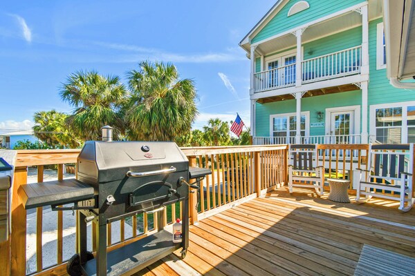 Hear The Waves - 5-min To Beach And Hot Tub - Indian Rocks Beach, FL