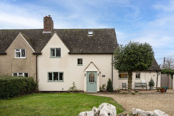 Beautifully Presented Dog Friendly Holiday Cottage - Holly Tree Cottage - Witney
