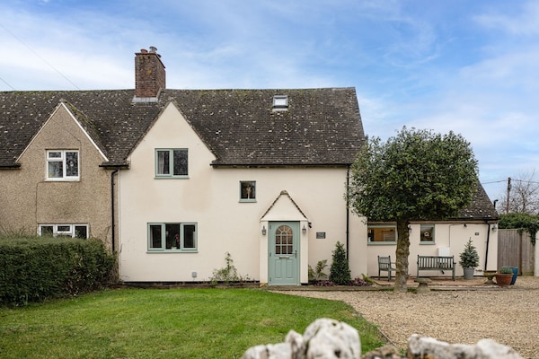 Beautifully Presented Dog Friendly Holiday Cottage - Holly Tree Cottage - Witney