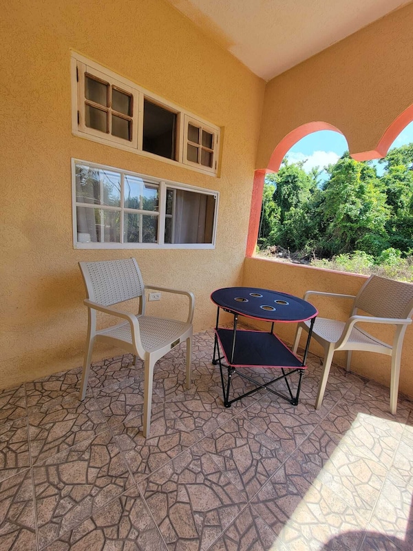 Charming 2-bedroom Apartment With Wifi, Ac In Marvelous Negril - Negril