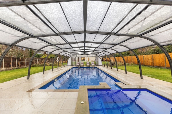Joy Lane Mansionluxe Stay, Poolside Fun & Comfort - Whitstable