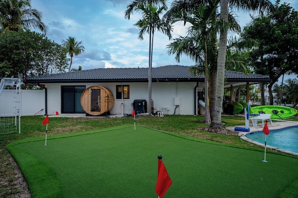 Beautiful Canalfront W/heated Pool, Games & Sauna! - Pompano Beach, FL