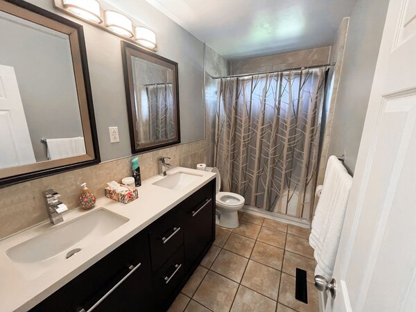 Cozy Bungalow Near Downtown | Pet Friendly! W/wifi - Edmonton