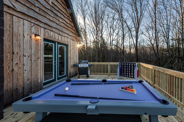 Cozy Family Cabin W/ Billiards, Fire Pit & Outdoor Fun  Near New River Gorge! - Summersville, WV