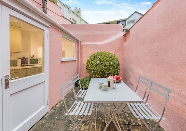 Back Beach Cottage - Two Bedroom House, Sleeps 4 - Teignmouth