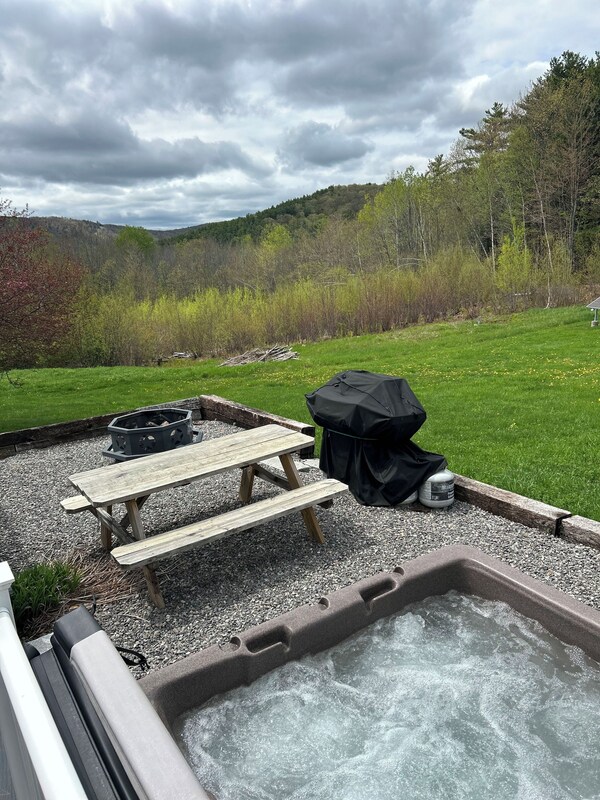 Spacious 5-acre Home Near Gunstock Mountain & Lake Winnipesaukee W/ Hot Tub - Wolfeboro, NH