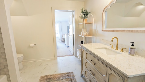 1br Apt In Historic Triplex - 5min Walk Swamp Rabbit Trail, 15min Walk To Dntwn - Greenville, SC
