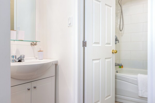 Modern 3-bedroom Condo In Downtown Montreal  Walk To Shops & Attractions! - 朗基爾