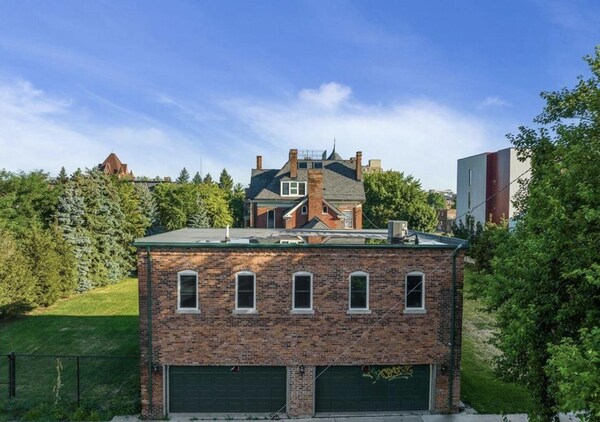 Historic Carriage House Apartment W/ Garage Parking - 溫莎