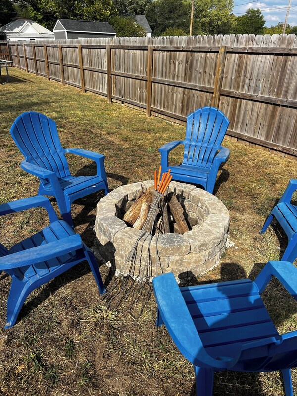 Charming 3-bedroom House With Firepit, Large Fenced Yard, Pet Friendly - Joplin, MO