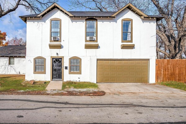 Cozy Home, Near Downtown & Steps Away Bishop Arts - Cedar Hill, TX