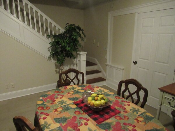 Charming 3-bedroom House With Wifi, Workspace, Washer/dryer In Manchester - Carousel, Manchester