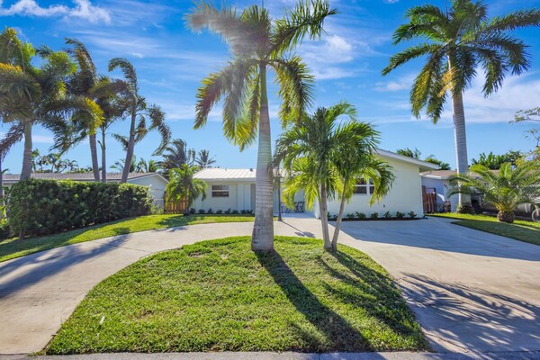 Pet Friendly Spacious 4 Bedroom House Near Beach - Sleeps 10 - Palm Beach Gardens