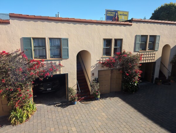 Charming Courtyard Retreat With 2 Double Beds  Perfect For Your Stay! - San Francisco, CA