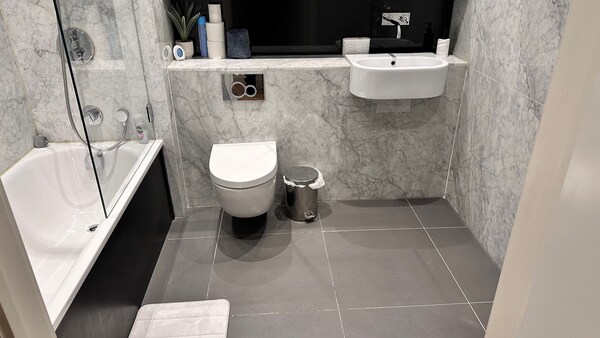 Apartment-sleeps3-hottub-patio - London