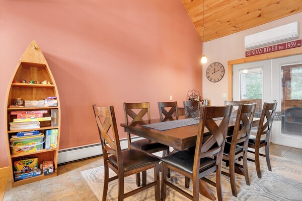 Sunday River Chalet- 5 Bedroom Chalet Minutes To Sunday River With Hot Tub! - Maine
