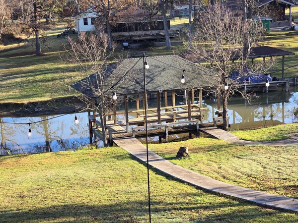 Waterfront 4-bedroom Estate With Indoor Pool And Covered Fishing Dock Fire Pit - Livingston, TX