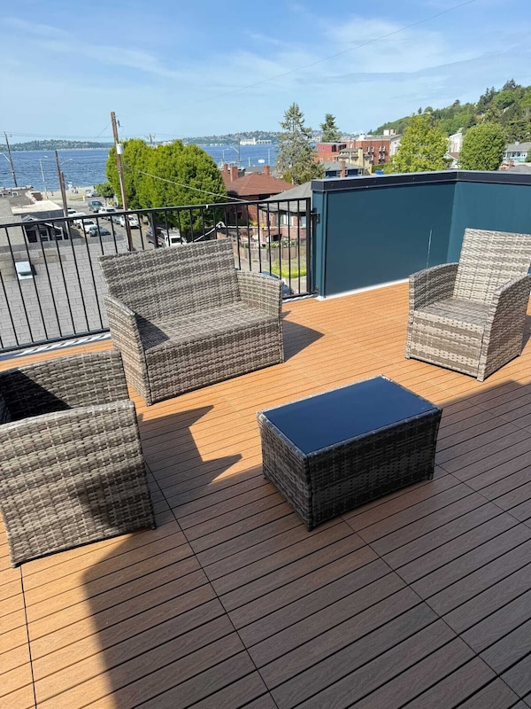 Luxurious Alki Beach Townhome: Steps To The Shore. Pet-friendly! - Seattle, WA