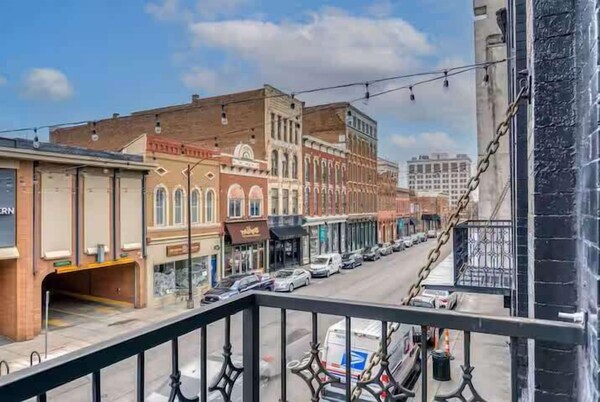 Welcome To Black Palace-b! A Beautiful Downtown Loft With Easy Access To Everyth - Springfield, MO