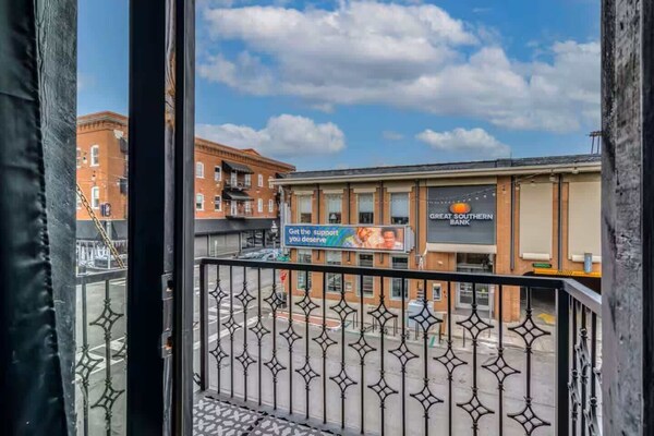 Welcome To Black Palace-a! A Beautiful Downtown Loft With Easy Access To Everyth - Springfield, MO
