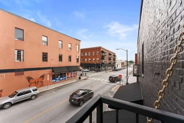 Welcome To Black Palace-d! A Beautiful Downtown Loft With Easy Access To Everyth - Strafford, MO