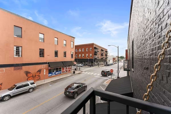 Welcome To Black Palace-d! A Beautiful Downtown Loft With Easy Access To Everyth - Strafford, MO