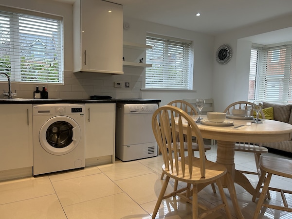 Beautiful 3 Bed, Bostock House - Chichester