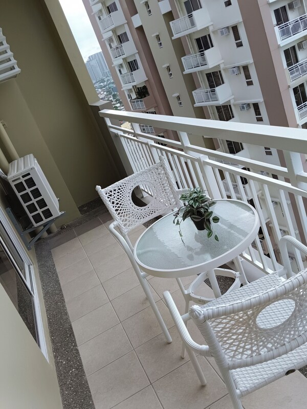 Family-friendly Staycation At Infina Towers  Spacious & Convenient - Marikina