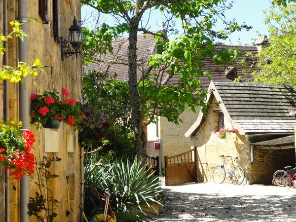 Charming 2-bedroom Cottage Within A Pretty Sandstone Courtyard With Large Pool - Castels