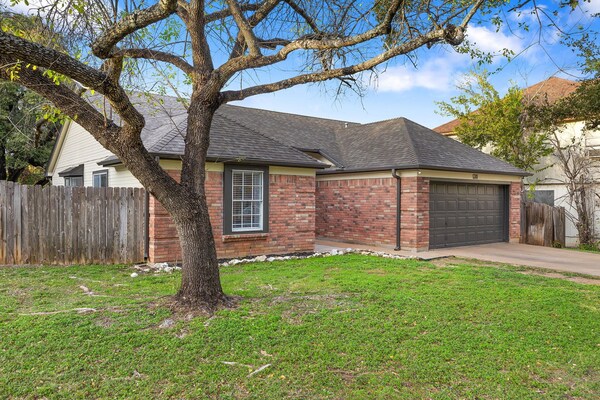 Charming 3-bedroom House In Cedar Park With Large Backyard And Deck Near Austin - Leander, TX
