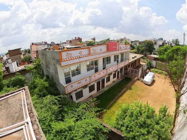 Karma Hostel Free Wifi 5-bedroom Hotel In Charming Khajuraho With Ac - Khajuraho