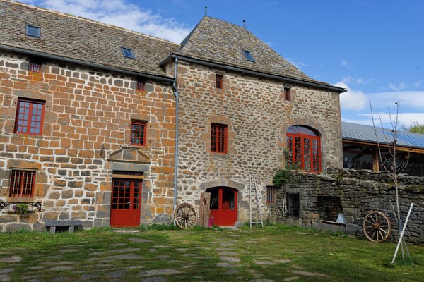 Le Manoir De La Chaumette, Une Bâtisse Chargée Dhistoire Au Cœur Du Cantal - Chaudes-Aigues