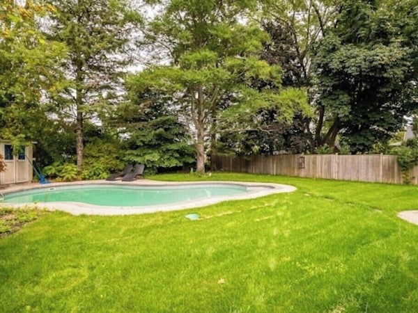 Charming 4-bedroom Bungalow With Pool In Soothing Mississauga - Toronto