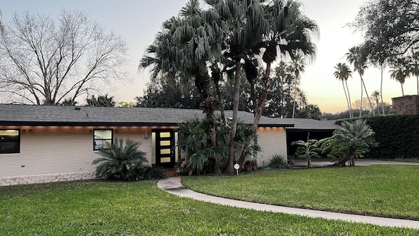 Serene Getaway  Quiet Oasis With Pool & Rain Showers - Harlingen, TX