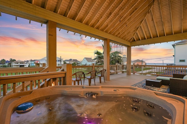Hot Tub | Walk To Beach | Sleeps 18 - クリスタル・ビーチ, TX