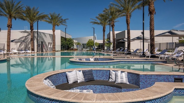 Resort Style, Entire 1 Bedroom Apartment, Secure Compound, Exceptionally Clean - The Aquarium at Silverton Casino