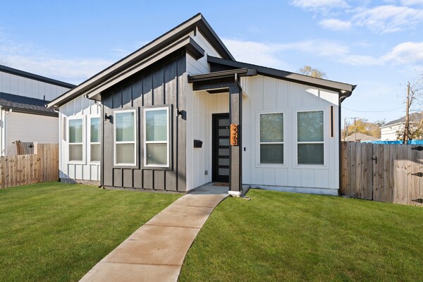 Spacious 4-bedroom House In Fabulous Dallas With Wifi, Ac - Lancaster, TX