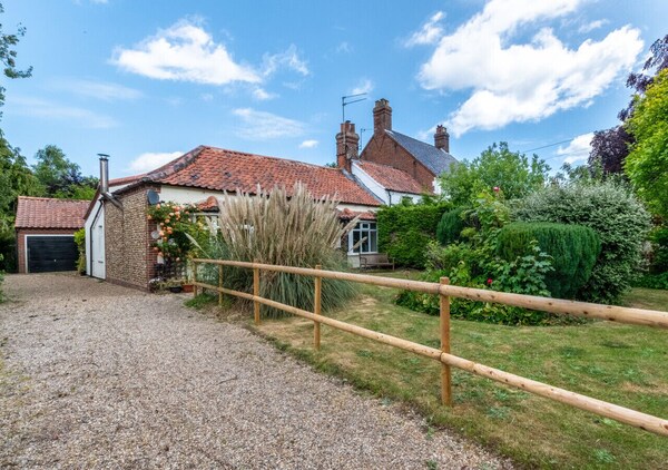 Swallows Way - Two Bedroom House, Sleeps 4 - Holt